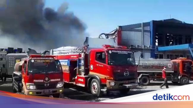 Kebakaran Pabrik Spare Part Ludeskan 3 Bangunan, 4 Jam Api Baru Padam