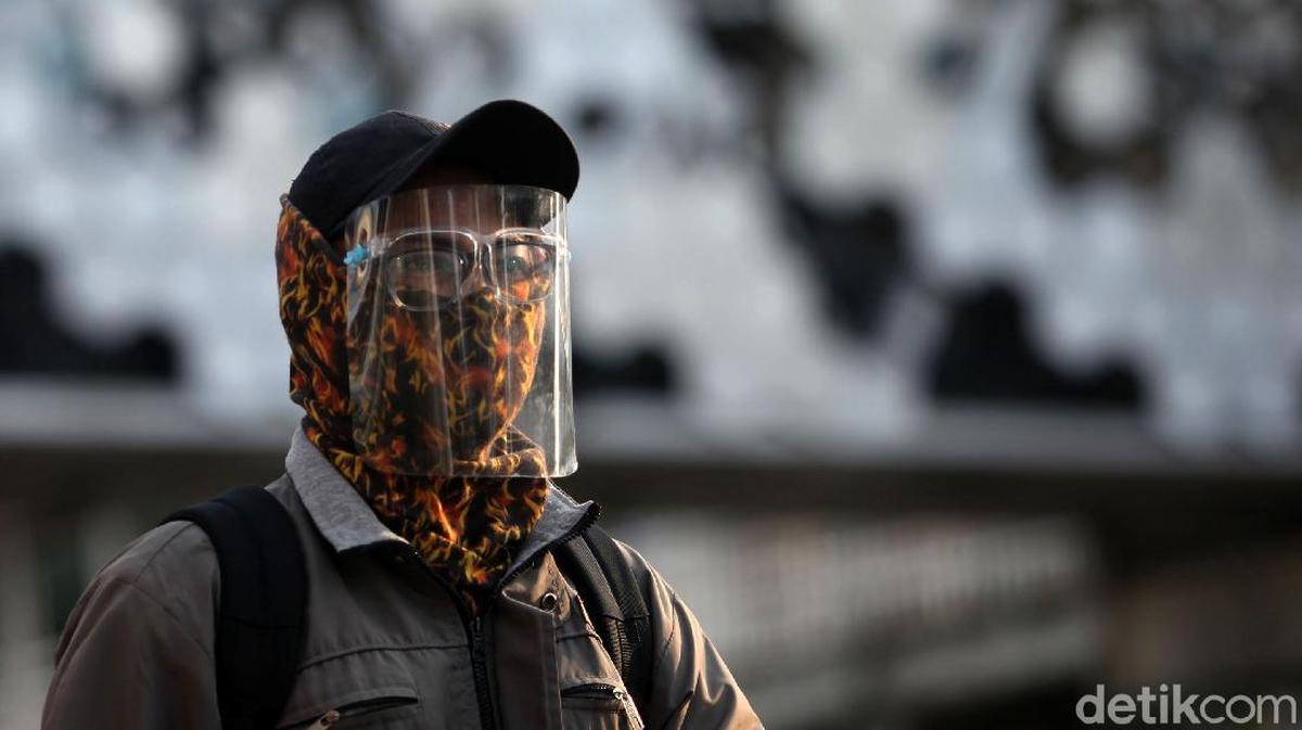 Jangan Dipakai! Masker Buff Tidak Bisa Cegah Paparan Virus Corona