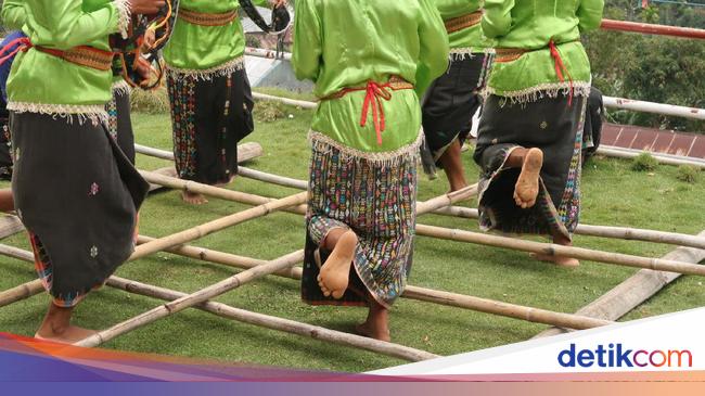 Permainan Bambu untuk Cari Jodoh