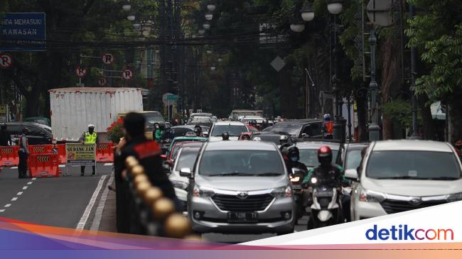 Sejumlah Persimpangan Macet Imbas Buka Tutup Jalan di Kota Bandung