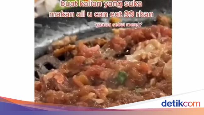 Jijik! Netizen Temukan Kecoa Hidup Saat Makan Daging AYCE Rp 99 Ribu