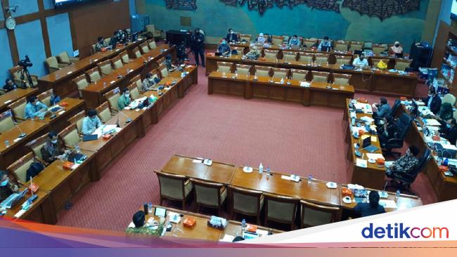 Saat F-PDIP Ingatkan Pesan 'Jas Merah' Bung Karno ke Nadiem Makarim