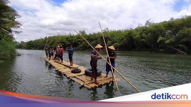Anti Mainstream! Mengarungi Sungai Progo Naik Gethek Bambu