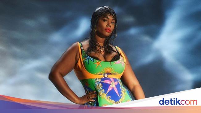 Versace Cetak Sejarah, Tampilkan Model Plus Size di Milan Fashion Week