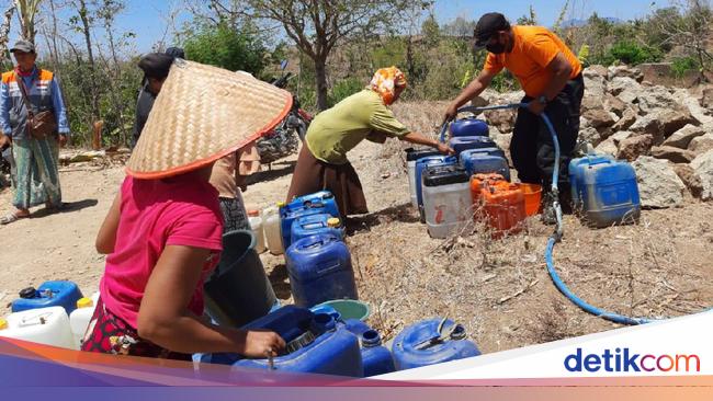 Kekeringan Mulai Landa Situbondo Tiga Desa Dikirim Air Bersih