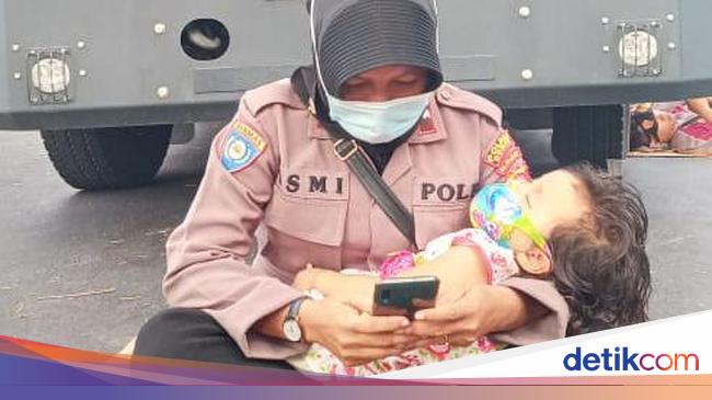 Cerita Haru di Balik Viral Polwan Gendong Anak Amankan Demo Pilkada Dompu