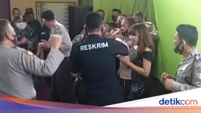 Buntut Viral Dua Video Polisi Dangdutan, Polda Jatim Gelar Sidang Disiplin Buntut Viral Dua Video Polisi Dangdutan, Polda Jatim Gelar Sidang Disiplin