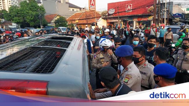 Massa Ricuh di Pejompongan, Mobil Tahanan Polres Jakpus Dirusak