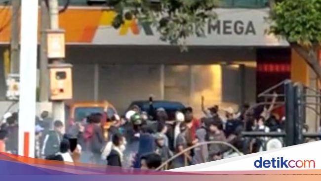Pendemo Pukuli Karyawan dan Lempari Batu ke Perkantoran Yos Sudarso Pendemo Pukuli Karyawan dan Lempari Batu ke Perkantoran Yos Sudarso