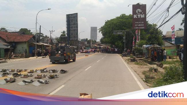 Polisi Blokade Akses Serang-Jakarta Halau Pedemo Bertolak ke Jakarta
