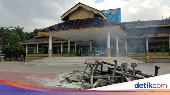 Sejumlah Fasilitas di Lapangan Merdeka Medan Dirusak-Dibakar Sejumlah Fasilitas di Lapangan Merdeka Medan Dirusak-Dibakar
