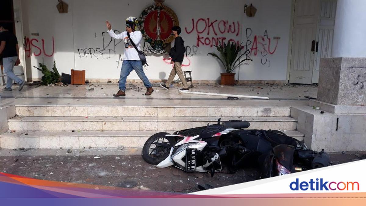 Suasana Gedung DPRD DIY Pascademo