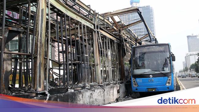 Deretan Foto Halte TransJ yang Rusak-Dibakar Massa Tolak Omnibus Law