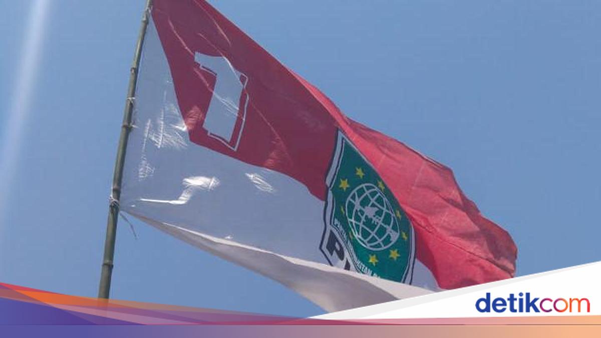 Satpol PP Sidoarjo Copoti Bendera Merah Putih yang Ada Lambang PKB