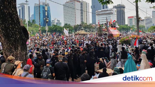 Tambah Ramai, Penampakan Massa PA 212 dkk di Patung Kuda Pukul 13.45 WIB Tambah Ramai, Penampakan Massa PA 212 dkk di Patung Kuda Pukul 13.45 WIB