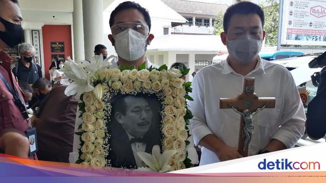 Jenazah Robby Sumampow Diberangkatkan ke Pemakaman