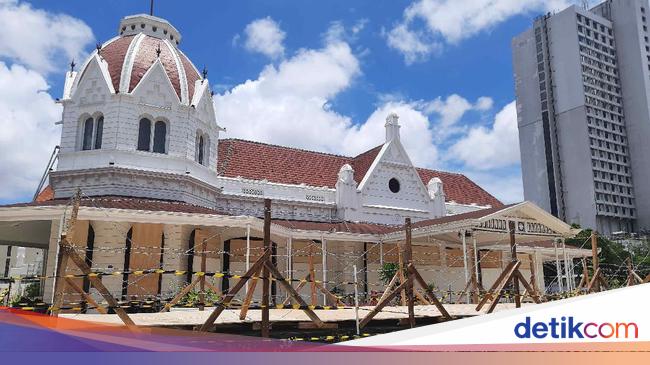 Antisipasi Demo Rusuh, Taman Alun-alun Suroboyo Dipasang Kawat Berduri