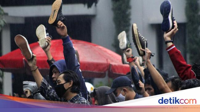 Mahasiswa di Bandung Ramai-ramai Angkat Sepatu