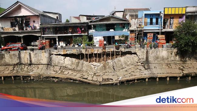 Turap Kali Sunter Longsor