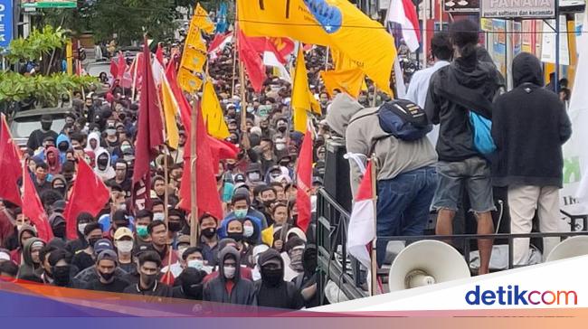 Ratusan Mahasiswa Jember Kembali Demo Tolak Omnibus Law Ratusan Mahasiswa Jember Kembali Demo Tolak Omnibus Law