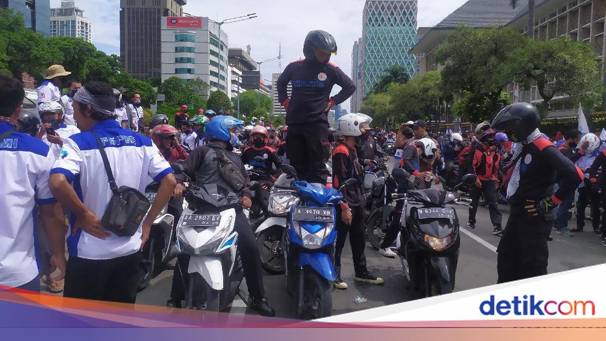 Konvoi Massa Buruh Bermotor Merapat ke Patung Kuda