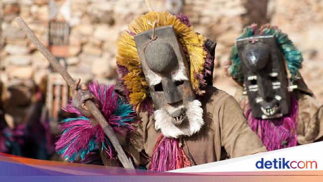 Suku Primitif Bertopeng di Gurun Sahara yang Melek Astronomi