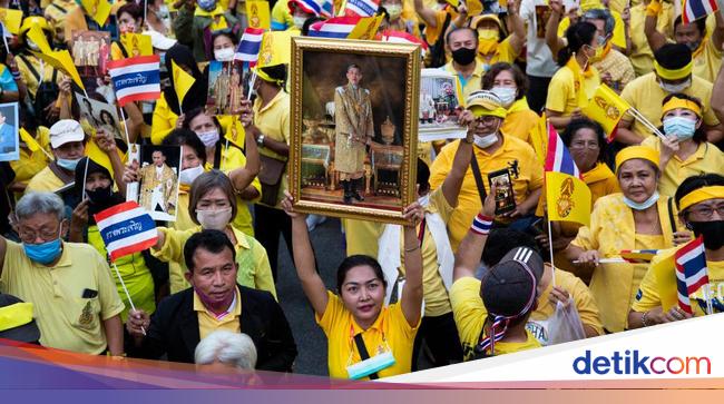 Aksi Pro Monarki Dukung Raja Thailand