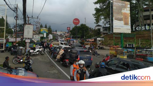 Jalur Puncak Bogor Macet di Pasar Cisarua Sore ini