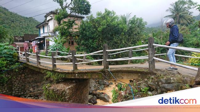 Dua Jembatan Nyaris Putus Dampak Banjir Trenggalek