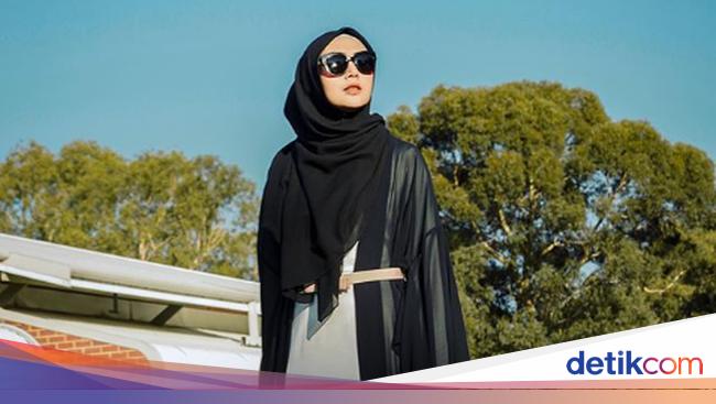 7 Gaya Fenita Arie yang Tas-tasnya 'Dibuang' Arie Untung karena Dari ... 7 Gaya Fenita Arie yang Tas-tasnya 'Dibuang' Arie Untung karena Dari ...