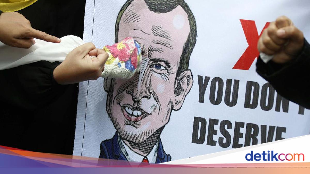 Beragam Poster Kecaman untuk Emmanuel Macron