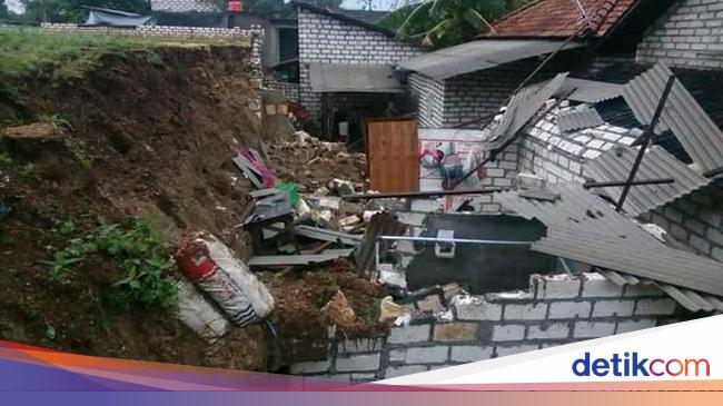 Rumah di Lamongan Roboh Tertimpa Tembok Makam, Satu Orang Tewas