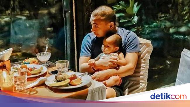 Bahagianya Raditya Dika Saat Makan Bareng Istri dan Keluarga