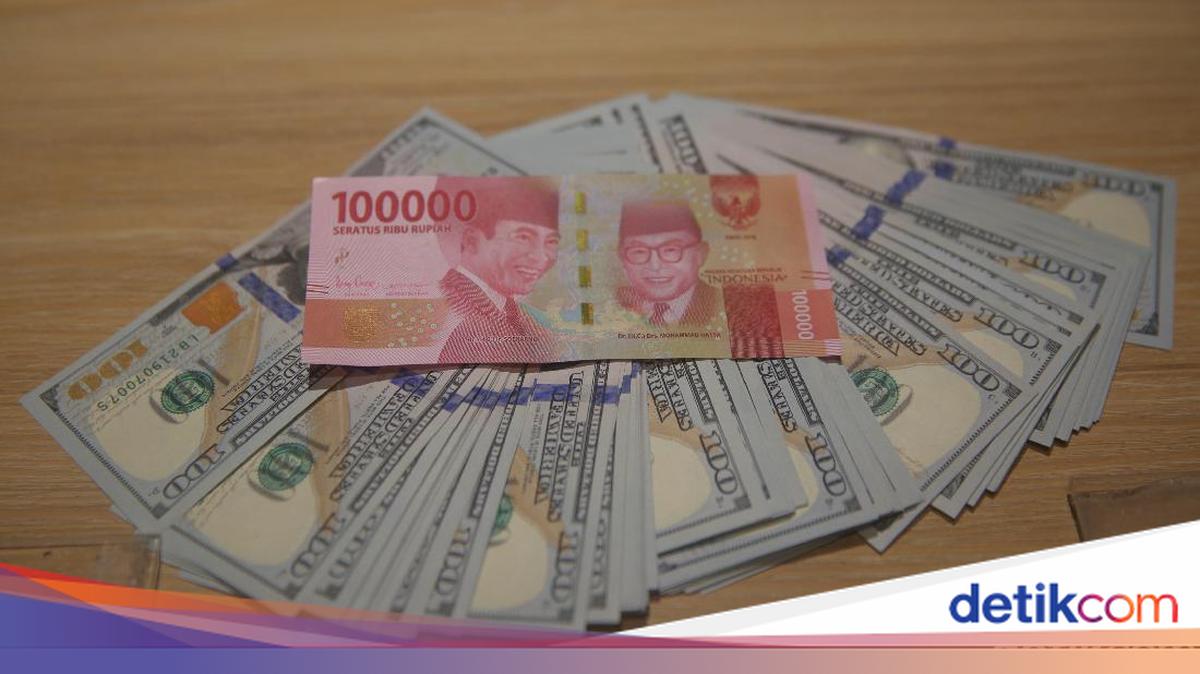 Setahun Corona, Dolar AS Sempat Tembus ke Level Rp 16.800