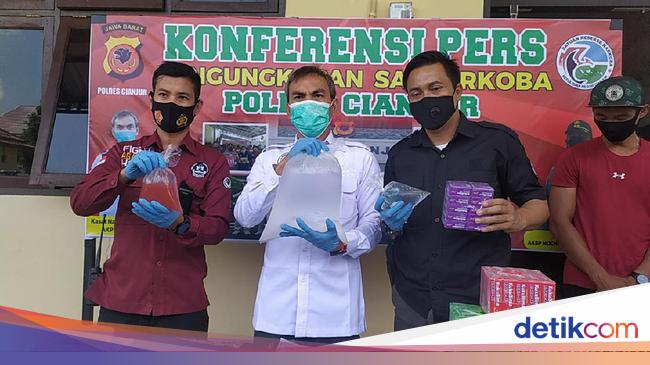 Polisi Gerebek Rumah Produksi Miras Oplosan di Cianjur Polisi Gerebek Rumah Produksi Miras Oplosan di Cianjur