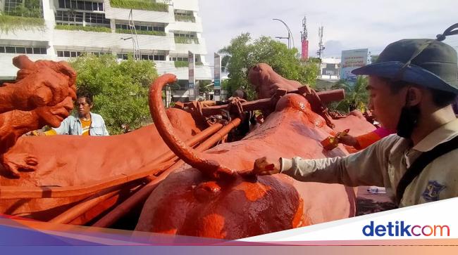 Patung Karapan Sapi di Surabaya yang Berlubang hingga Viral Sudah Ditambal