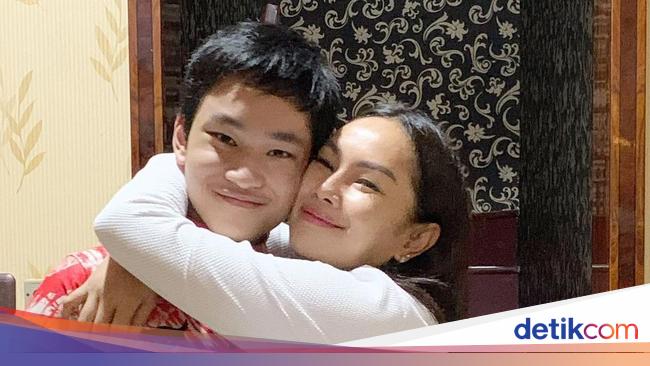 Kalina Oktarani Rasakan Beda Hamil Azka dengan Anak Vicky Prasetyo Kalina Oktarani Rasakan Beda Hamil Azka dengan Anak Vicky Prasetyo