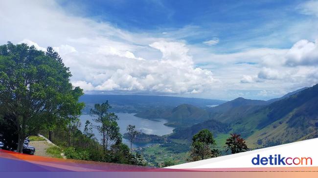 Foto: Pemandangan Cantik Danau Toba dari Menara Pandang Tele