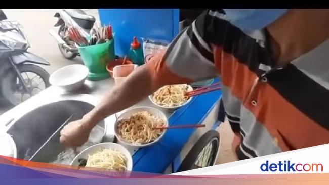 Hii Jorok! Penjual Mie Ayam Ini 'Cuci' Alat Makan di Kuah Kaldu