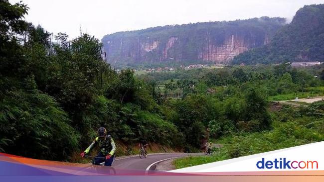 Asyiknya Gowes di Antara Batu Cadas Lembah Harau
