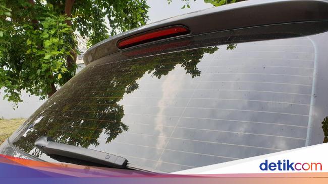 Kenapa Ada Garis-garis Horizontal di Kaca Belakang Mobil? Ternyata Ini Fungsinya