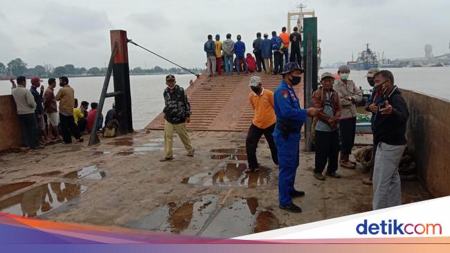 Kecelakaan Kapal Tongkang di Sungai Musi, Nakhoda Ditemukan Tewas Kecelakaan Kapal Tongkang di Sungai Musi, Nakhoda Ditemukan Tewas