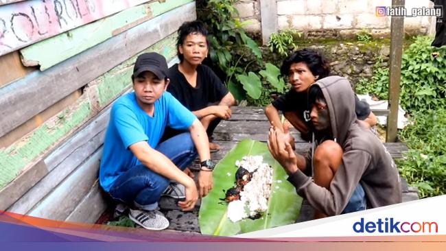 YouTuber Ini Ajak Anak-anak Punk Mukbang Ayam Bakar