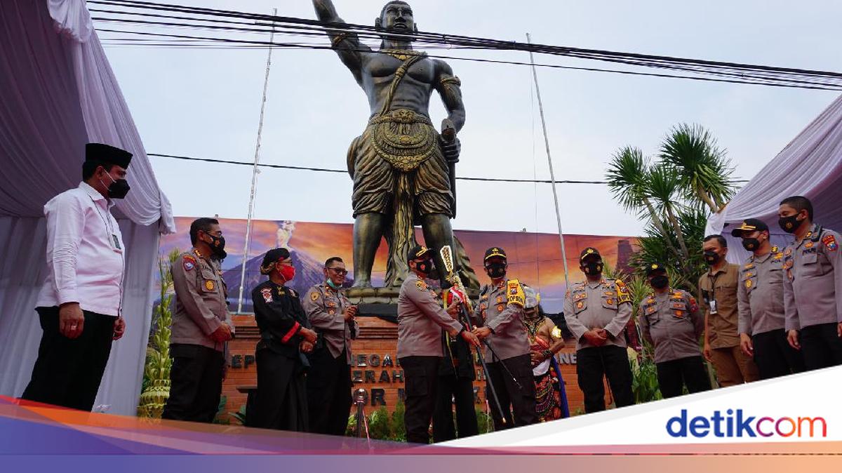 Resmikan Monumen Gajah Mada, Ini Pesan Kapolda Jatim ke Anggota Polri