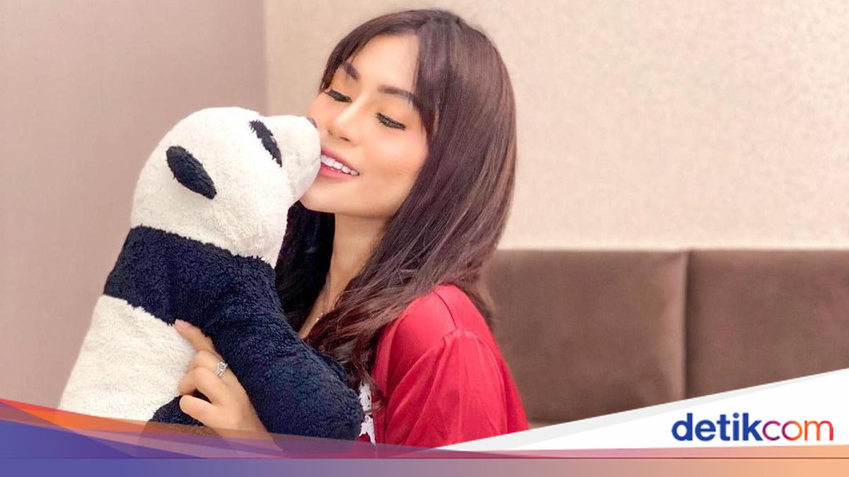 7 Potret Resty Novita yang Pernah Beri Tips Malam Jumat Buat Pria