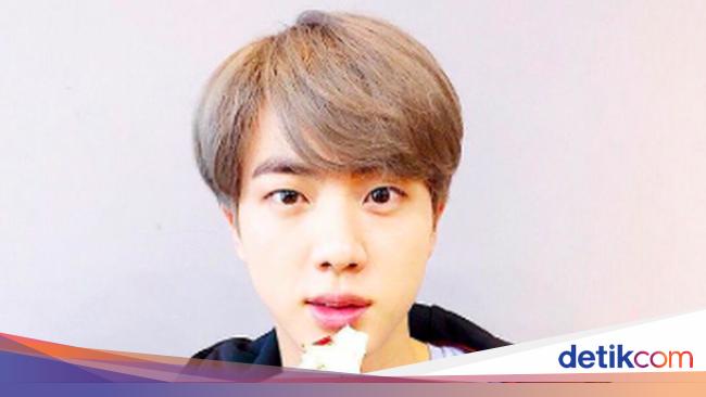 Jin BTS Ulang Tahun ke-29, Ini Momennya Makan Pasta dan Fried Chicken