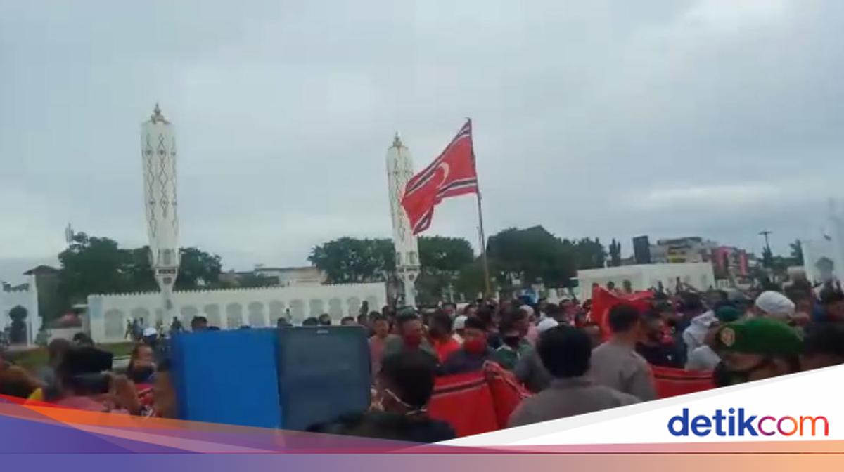 Milad GAM, Massa Sempat Kibarkan Bendera Bulan Bintang di Masjid ...