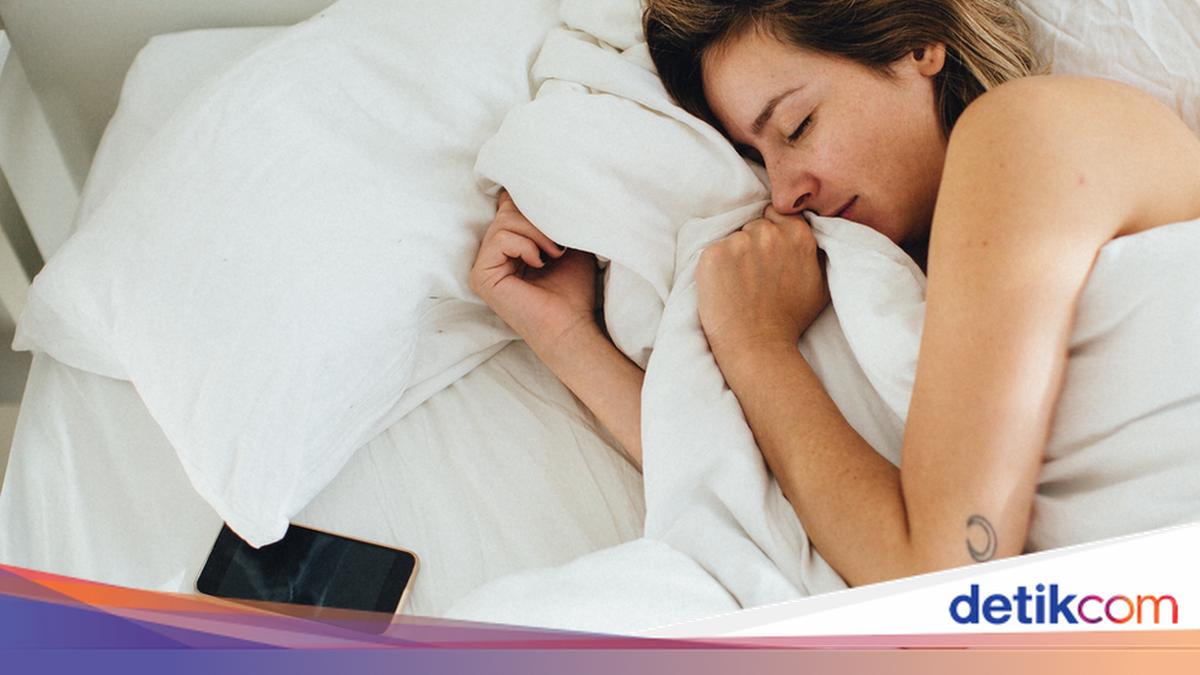 Suka Tidur dengan HP? Mulai Sekarang Setop, Bahaya!
