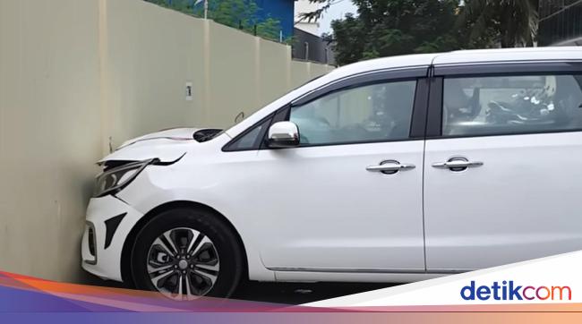 Hitungan Detik, Mobil Keluar Dealer Langsung Nabrak Tembok, Air Bag Sampai Ngembang!