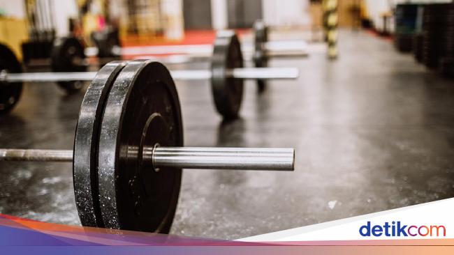 Tips Angkat Beban di Gym Agar Terhindar dari Cedera